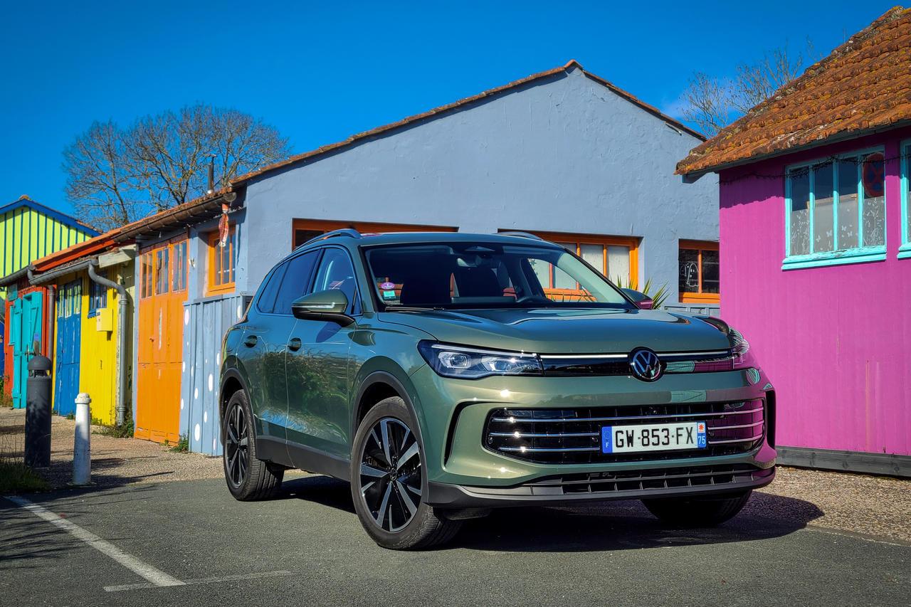 Photo 2 - Volkswagen Tiguan vert cipressino avant droit - Essai ...