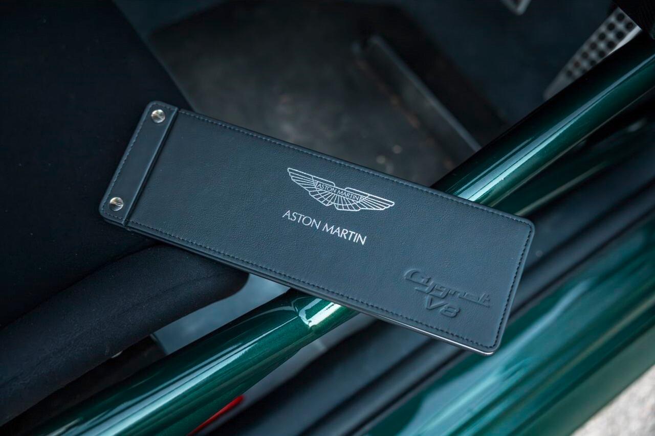 Photo 11 - Des documents spécifiques accompagnent la voiture. - Aston ...