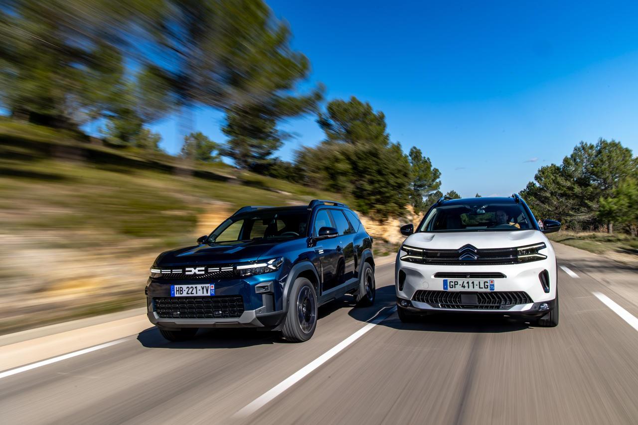 Photo 1 - Dacia Bigster vs Citroen C5 Aircross vue de face sur route ...