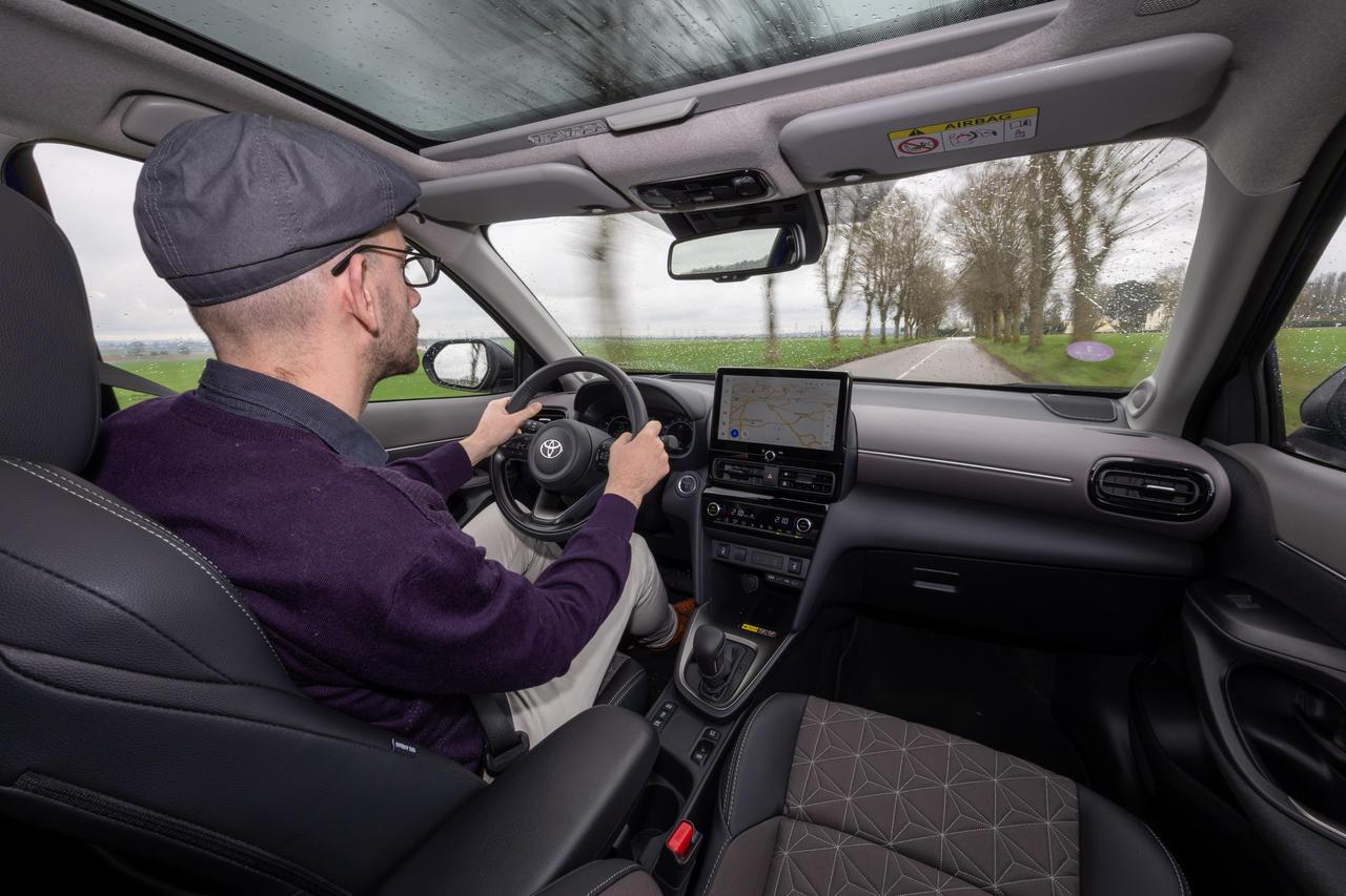 Photo 29 - Au volant du Toyota Yaris Cross Hybride 2025 - Essai comparatif. Le Peugeot 2008 ...