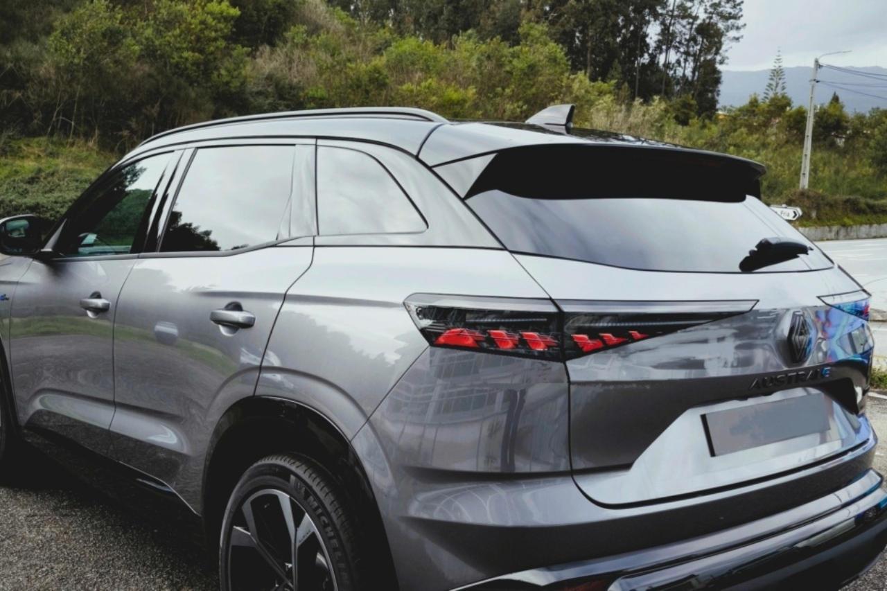 Nouveau Renault Austral (2025). Première photo de l'arrière du SUV restylé