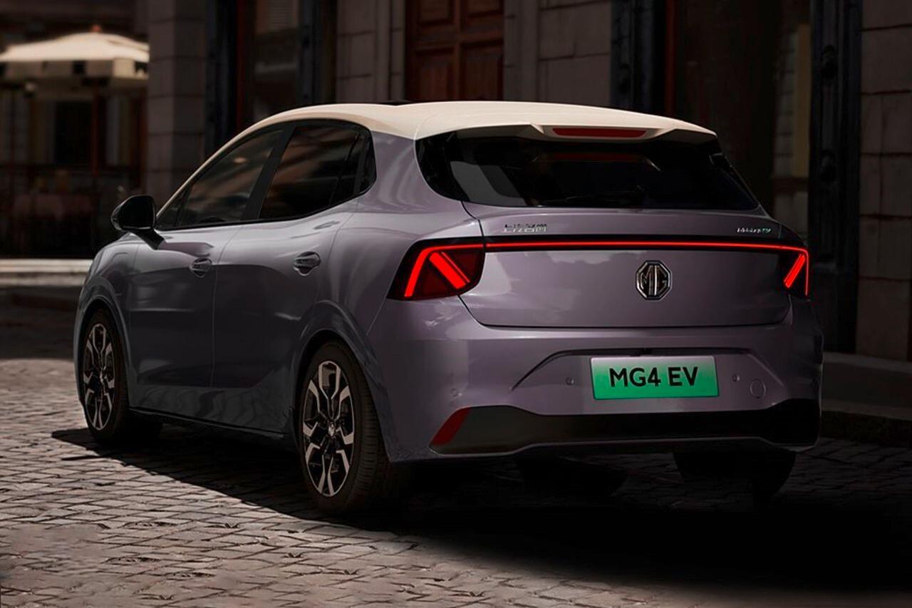 Photo 5 - Les feux arrière du nouveaux modèles sont plus compacts que ceux de la MG4 I. - MG4 ...