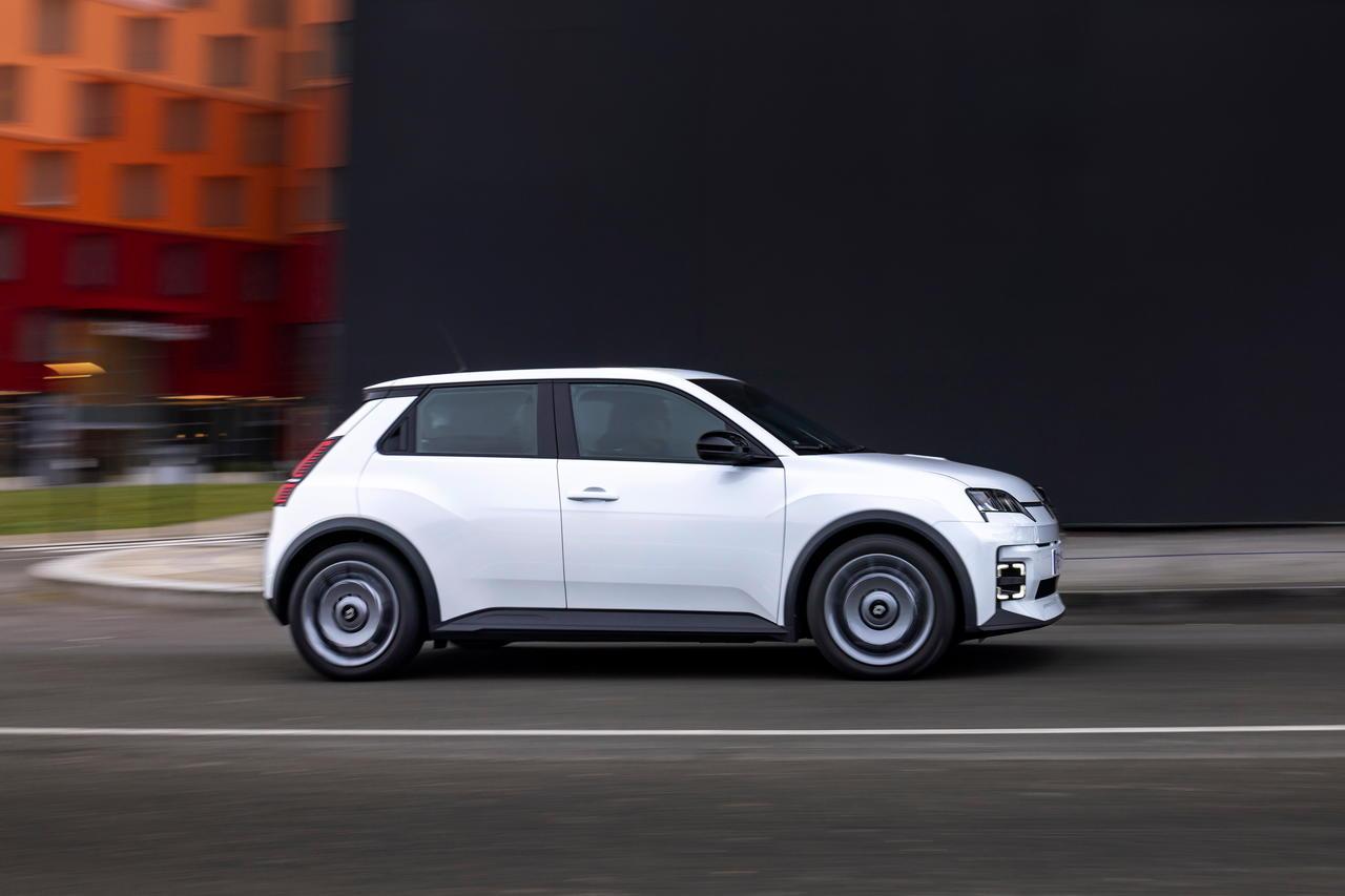 Photo 7 - La Renault 5 Autonomie urbaine (batterie de 40 kWh) est ...