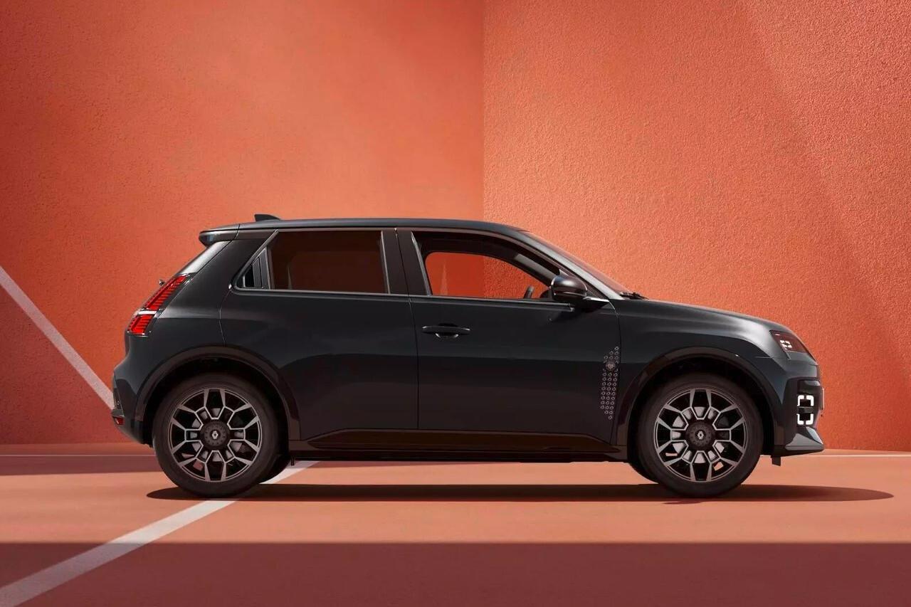 Photo 5 - La R5 Roland-Garros est proposée en noir étoilé. - Renault 5 Roland-Garros (2025 ...