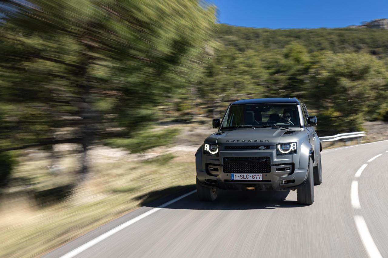 Photo 4 - Land Rover Defender Octa Edition One vue avant sur route ...