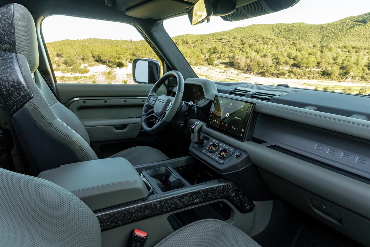 Photo 8 - Land Rover Defender Octa Edition One interieur - Essai Land ...