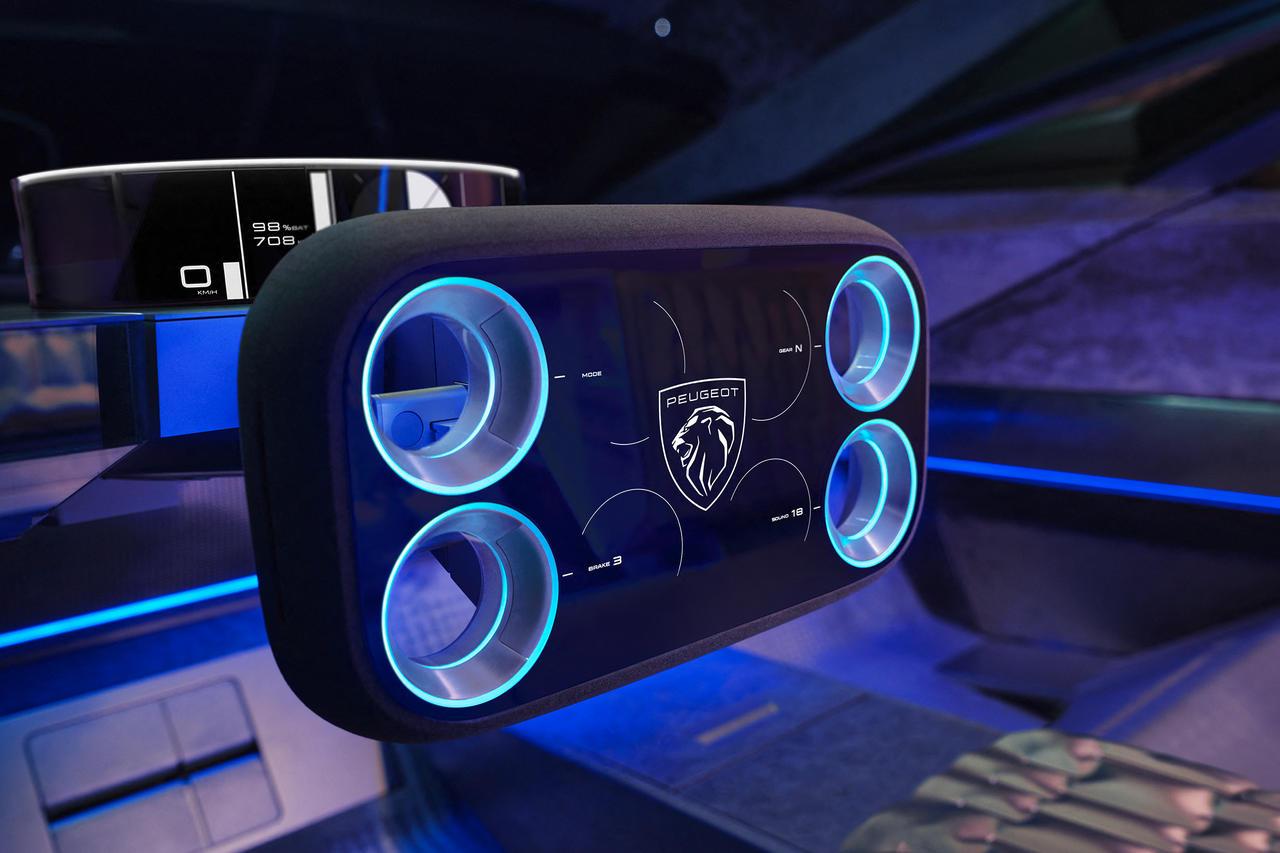 Photo 4 - Le volant Hypersquare, également présenté sur l'Inception ...