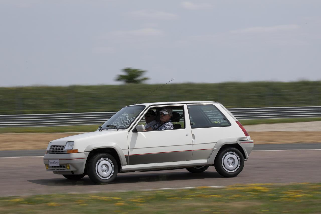 Photo 3 - Avec 115 ch pour 830 kg à son lancement, la Supercinq GT ...