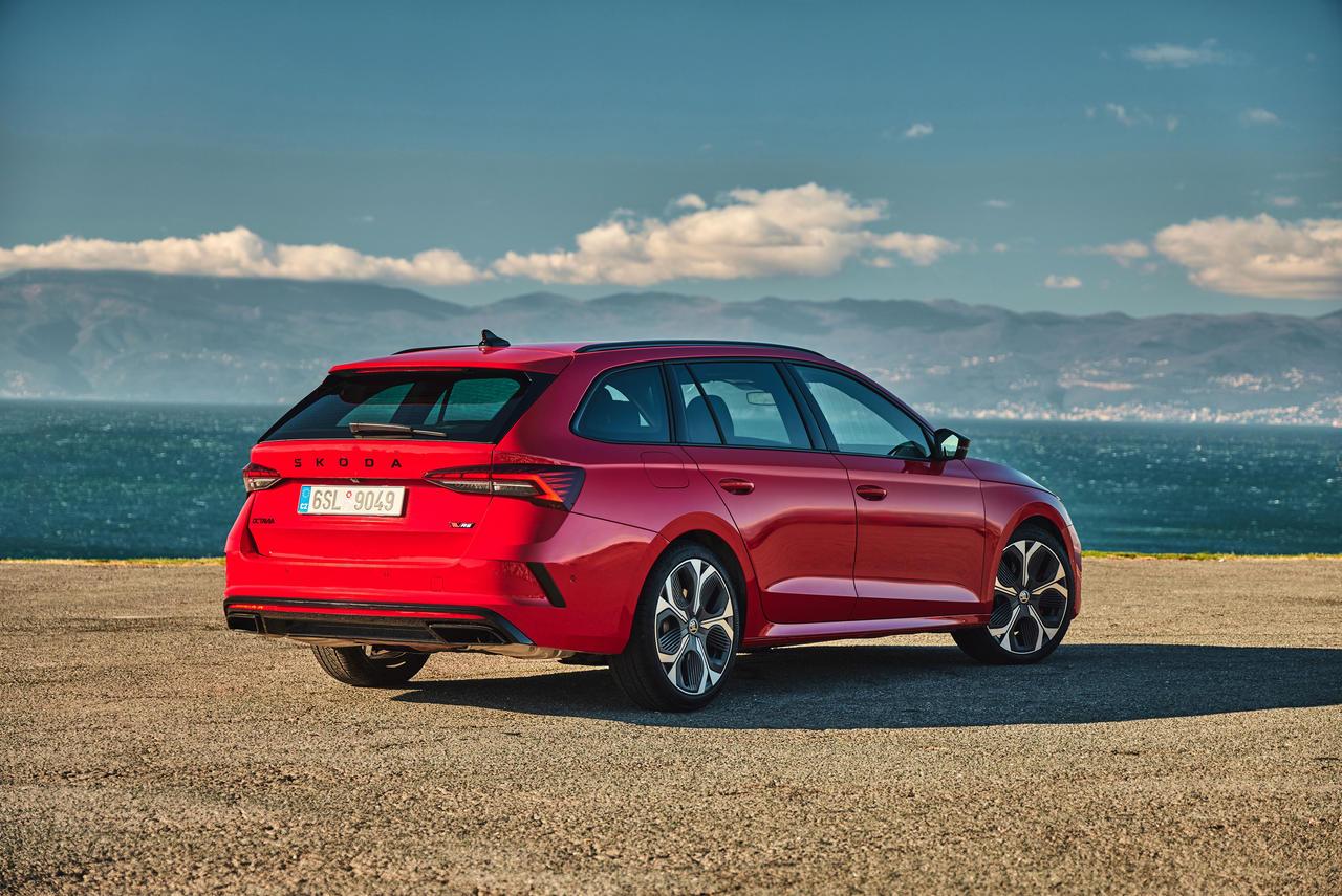 Photo 9 - Skoda Octavia RS break rouge velvet vue arriere - Essai Skoda ...