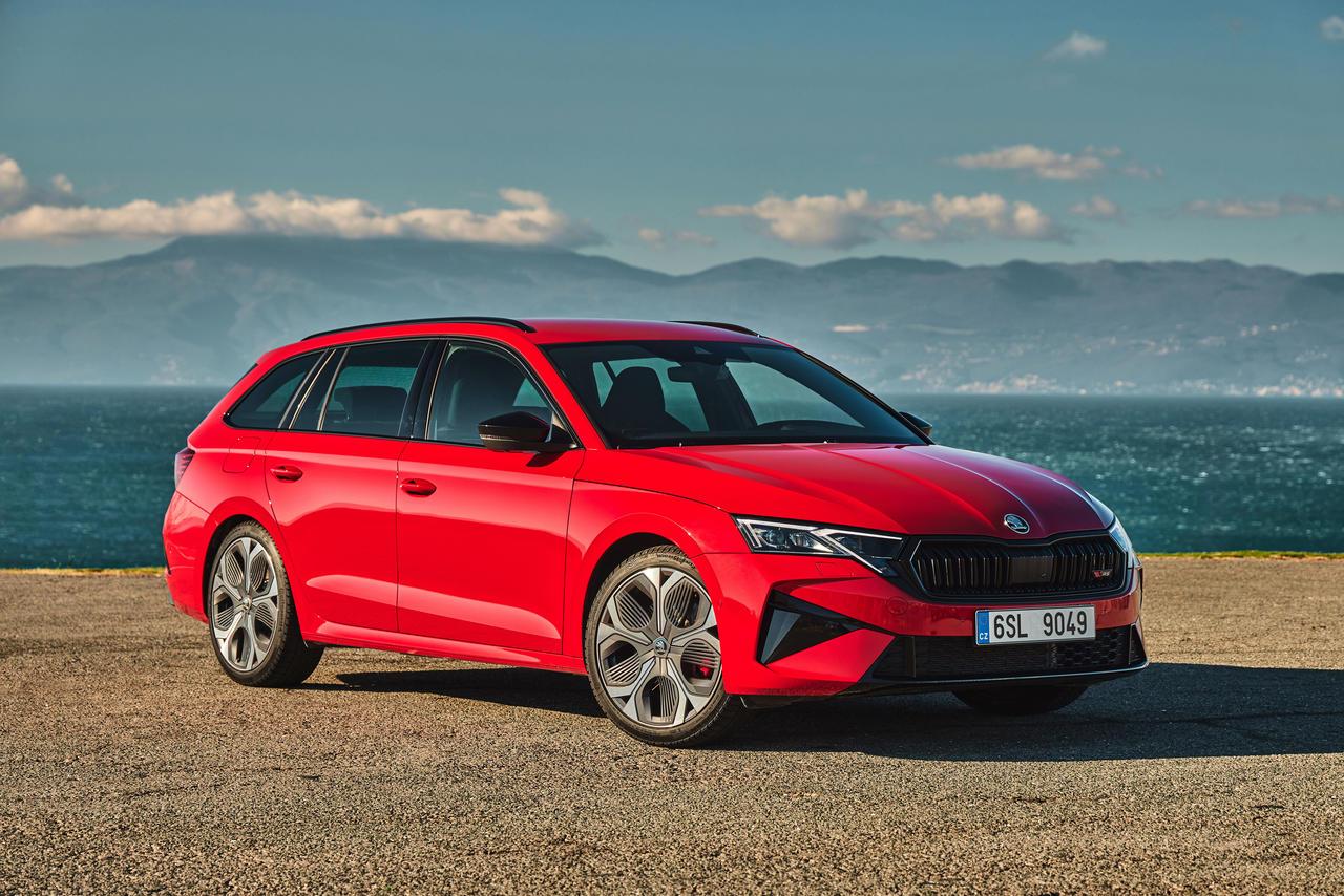 Photo 8 - Skoda Octavia RS Combi rouge Velvet vue avant droite - Essai ...