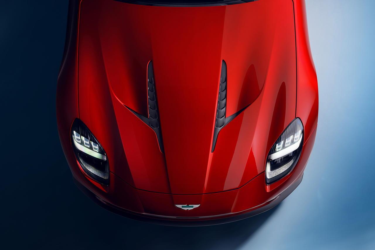 Photo 8 - Le long capot sculpté comporte des évents inspirés de la F1 ...