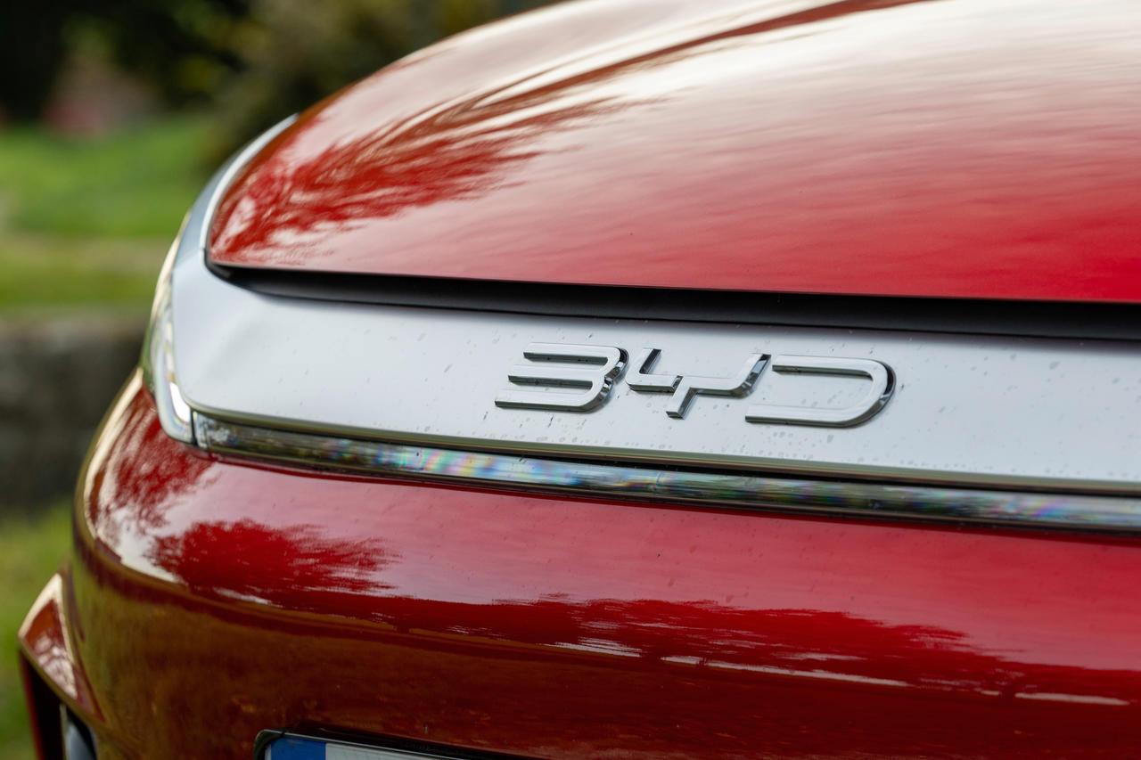 Photo 1 - byd logo - BYD surpasse encore Tesla grâce à un bénéfice net ...