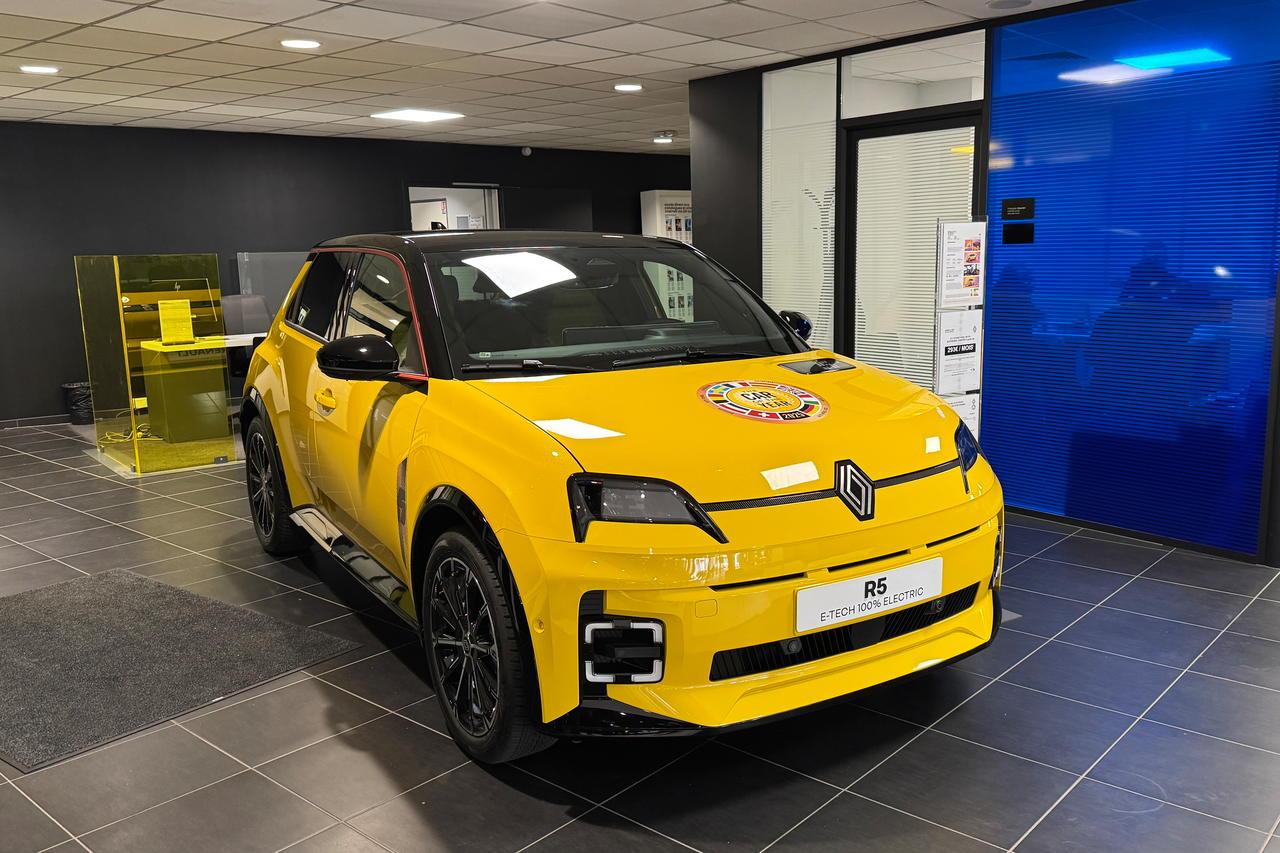 Photo 1 - renault 5 e tech electrique jaune concession renault boulogne ...
