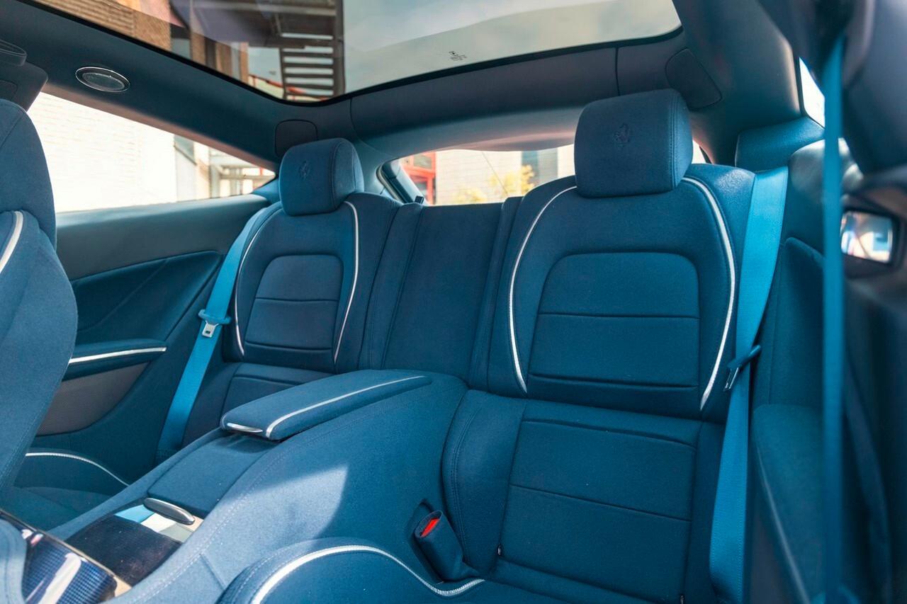 Photo 6 - Cuir, feutre et carbone se côtoient. - La Ferrari FF de John ...