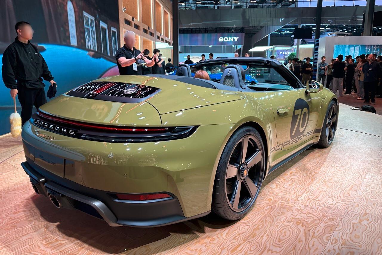 Photo 2 - La teinte de carrosserie se nomme Olive Neo. - Porsche 911 ...