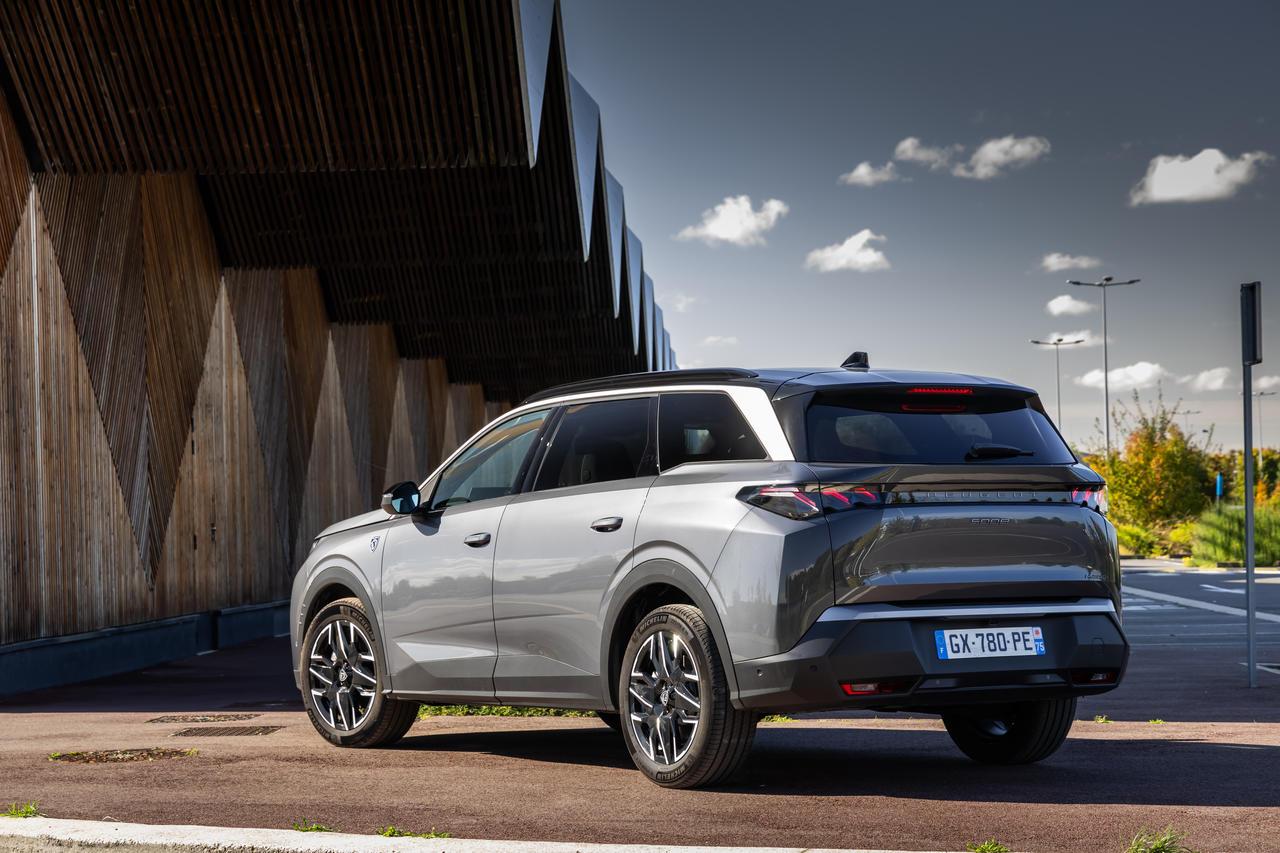 Essai Peugeot 5008 hybride (2024) : le moins cher des 5008 est-il ...