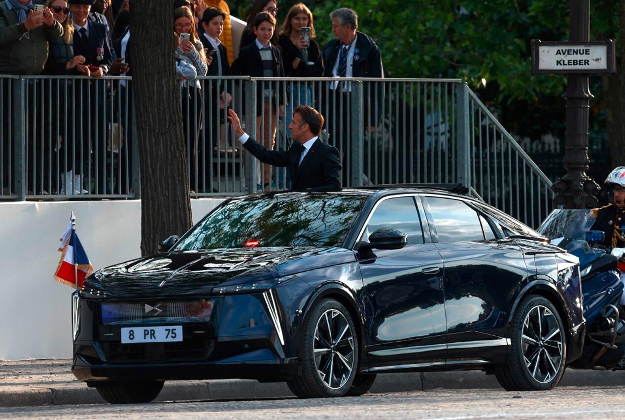DS N°8 Présidentielle (2025). Premier défilé historique en voiture 100% électrique pour Emmanuel ...