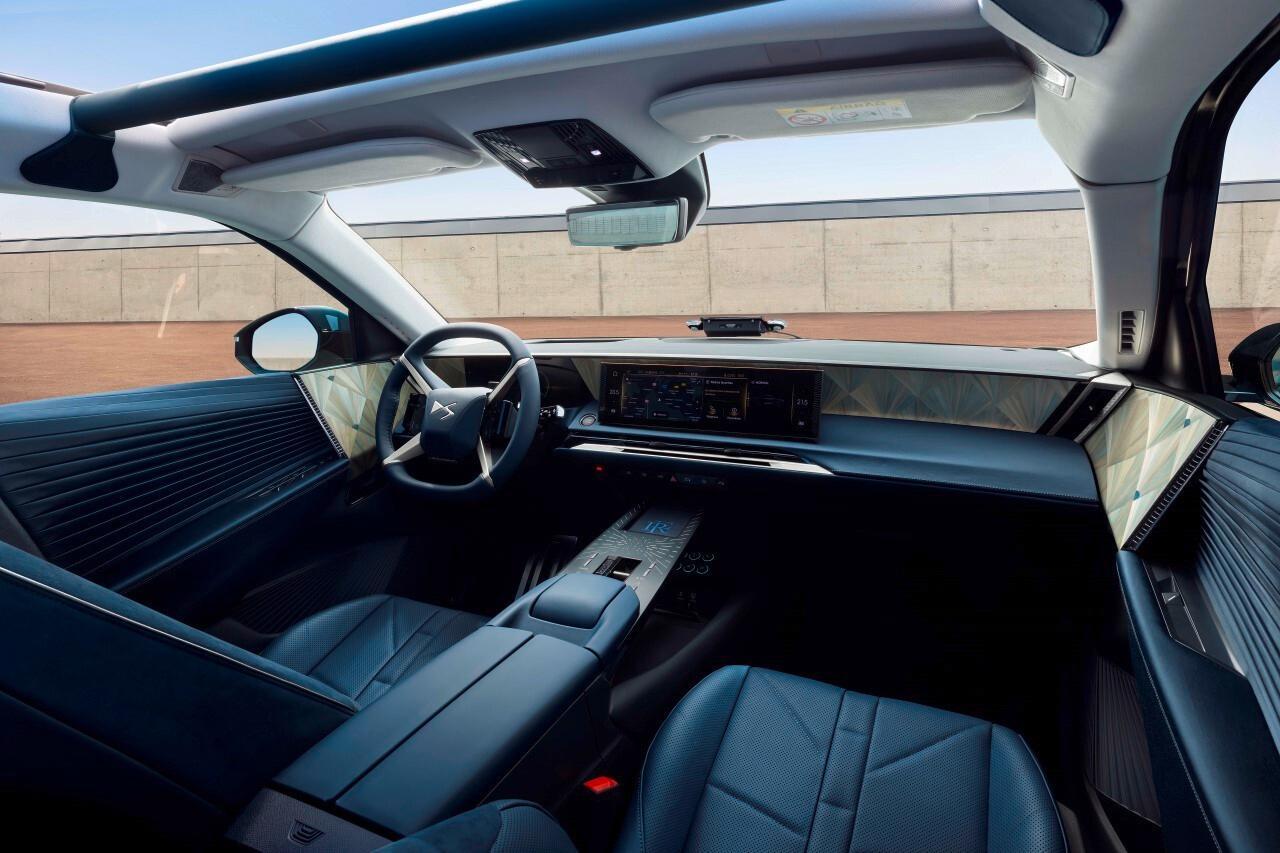 DS N°8 Présidentielle (2025). Premier défilé historique en voiture 100% électrique pour Emmanuel ...