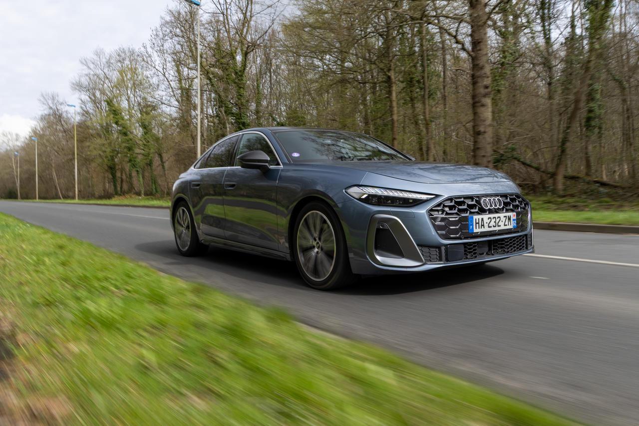 Photo 5 - Audi A5 2024 vue avant sur route - Essai Audi A5 2.0 TFSI (2025). Notre avis sur la ...