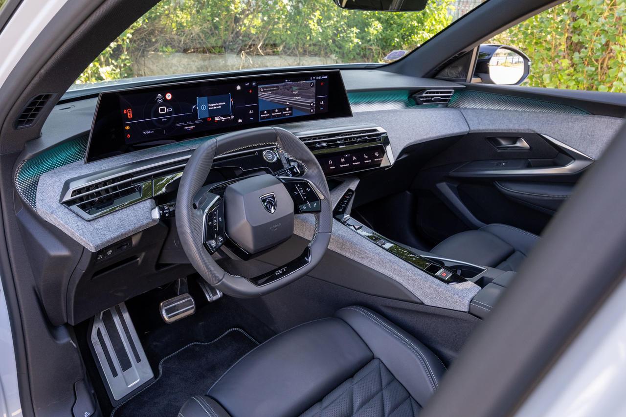 Photo 14 - interieur Peugeot 5008 GT - Essai Peugeot 5008 Hybrid 145 (2025). Notre avis après 2 ...