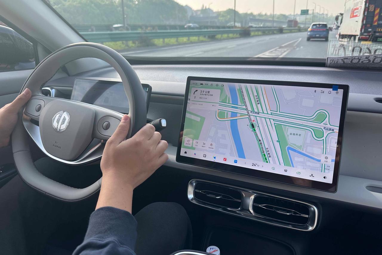 Photo 25 - Le B10 dispose d'un dispositif de conduite autonome de ...