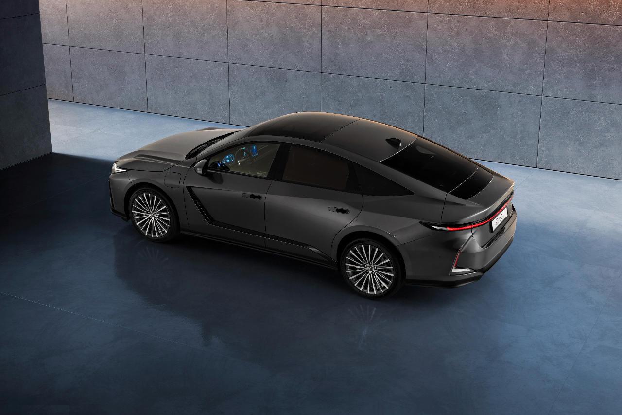 Photo 11 - La berline sera disponible en versions hybride et 100 % ...