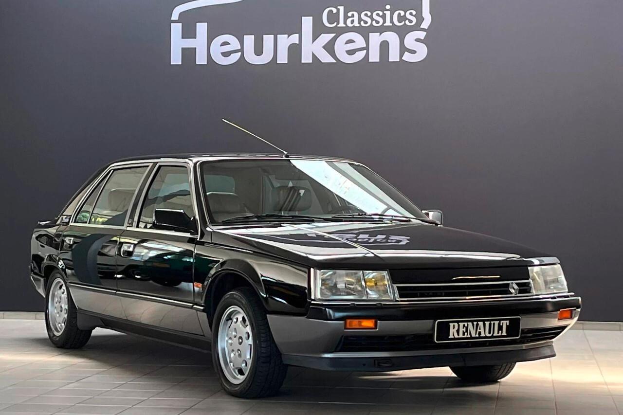 Photo 2 - Cette R25 est une rare version limousine carrossée par ...