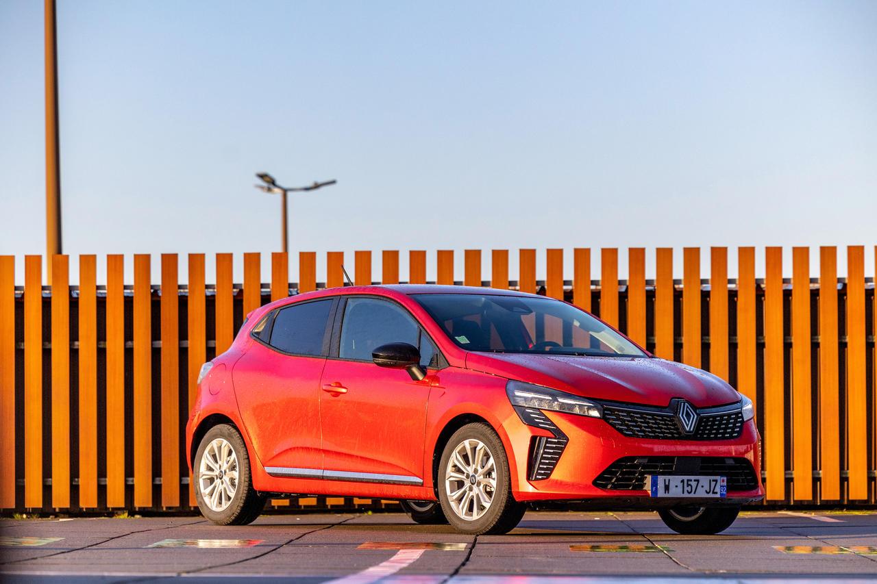 Photo 4 - Clio Evolution rouge vue avant droite - Guide d'achat. Toutes ...