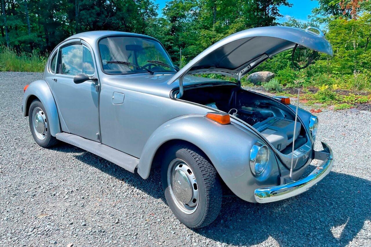 Photo 5 - Le long capot avant n'abrite pas de moteur, mais un coffre et ...