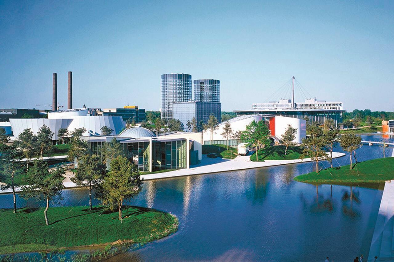 Photo 2 - Le musée fait partie du complexe Autostadt de Wolfsburg, en ...