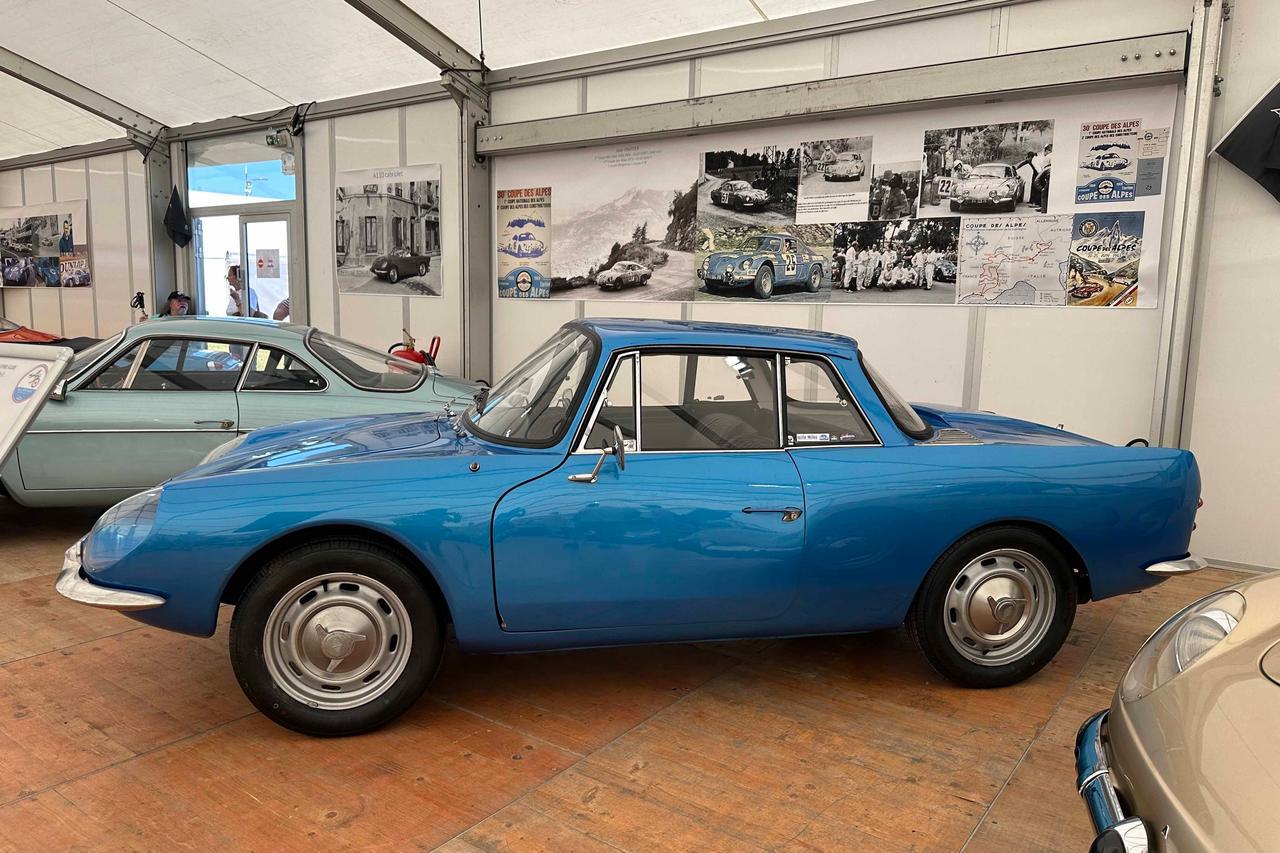 Photo 11 - L'A108 2+2 a été produite de 1960 à 1964. Elle mesure 3,95 m de long. - Alpine : 70 ...