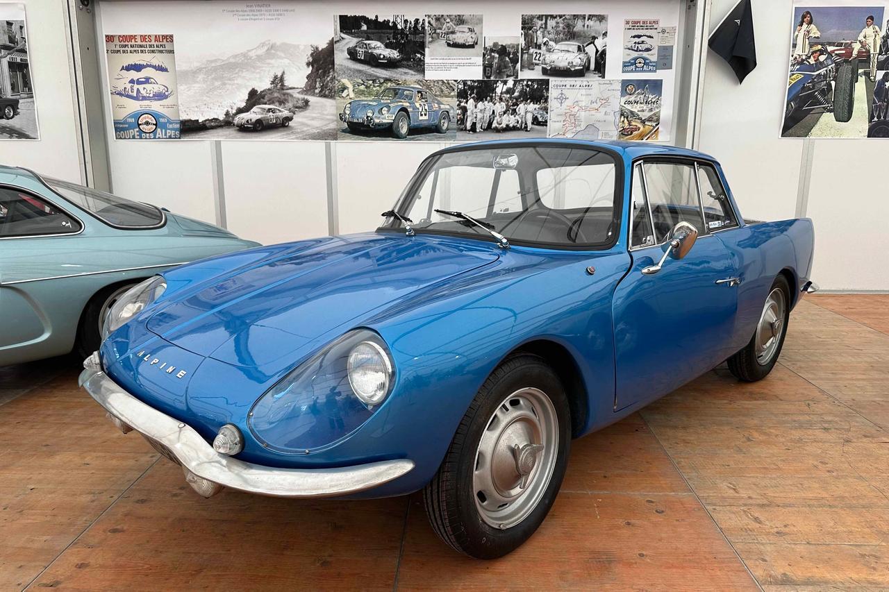 Photo 10 - Voici une A108 2+2 ! Cette Alpine est la première 4 places ...