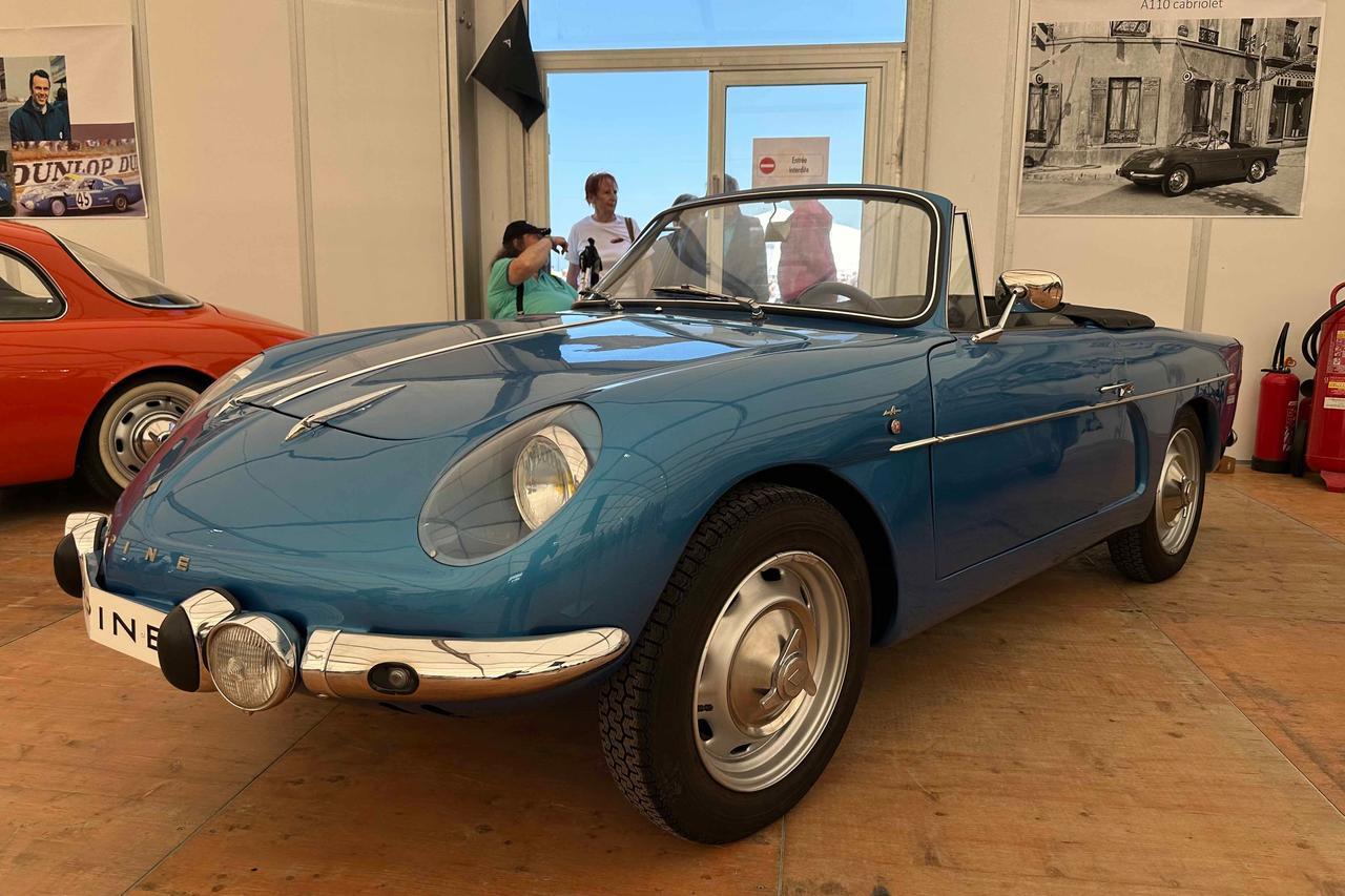 Photo 13 - Voici une Alpine A110 Cabriolet de 1965. Elle reçoit un ...