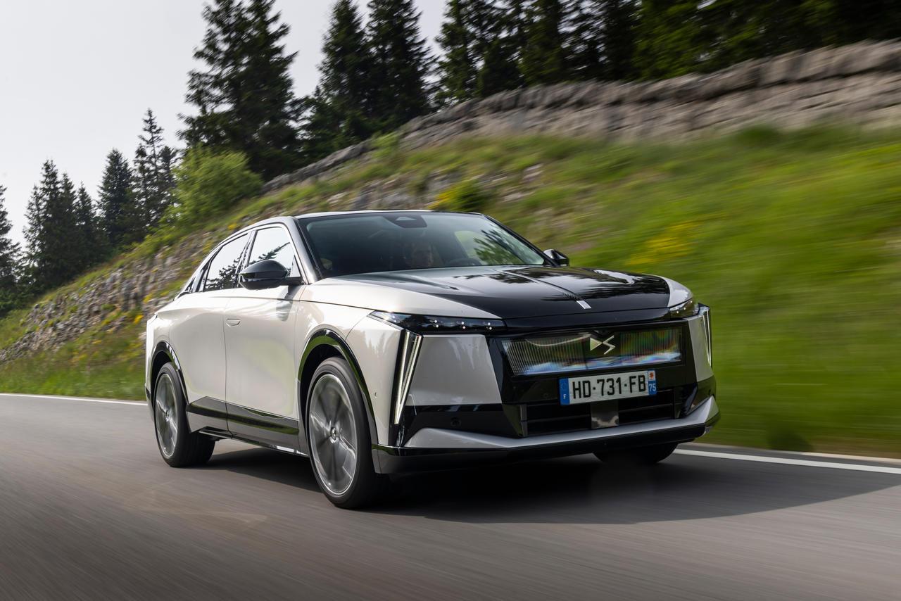 DS N°8 Présidentielle (2025). Premier défilé historique en voiture 100% électrique pour Emmanuel ...