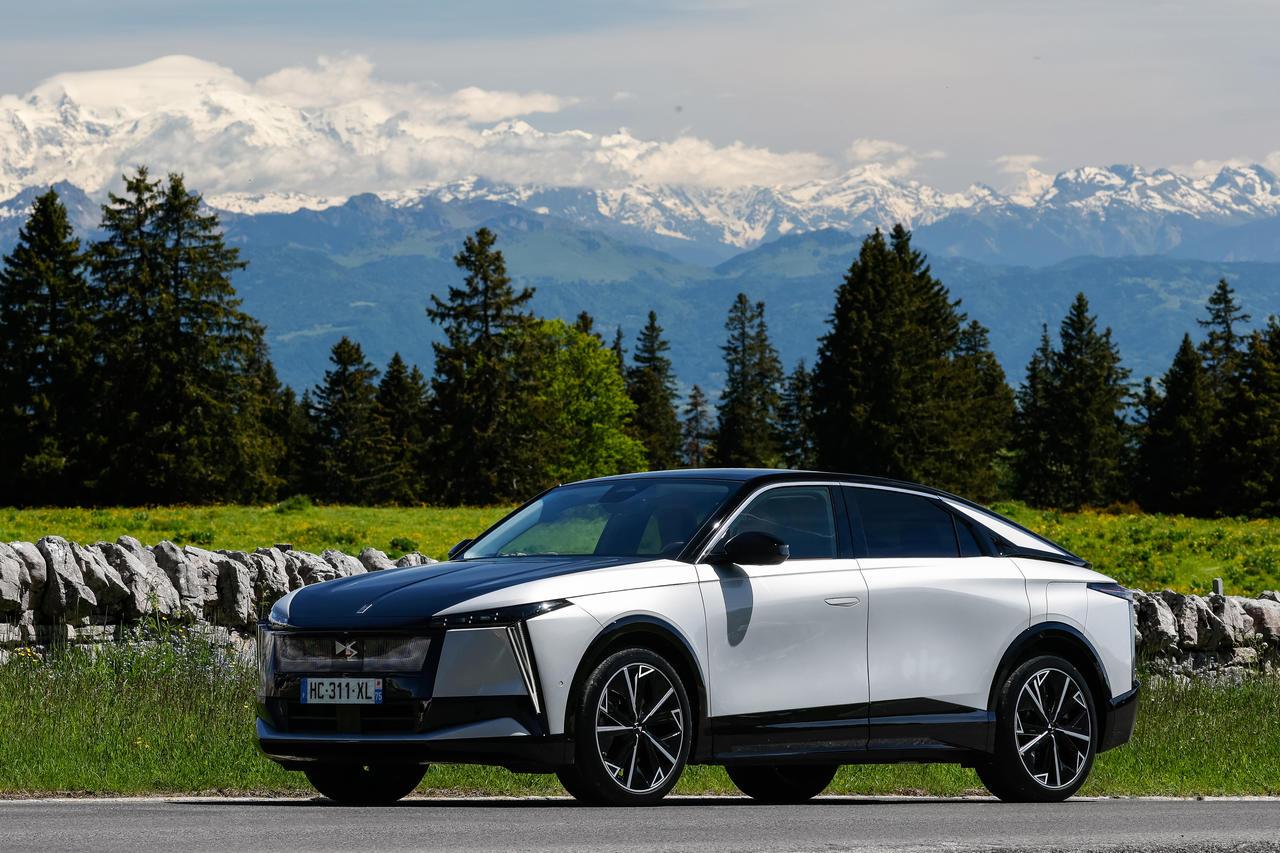 Photo 22 - nouvelle DS8 Etoile capot noir vue avant gauche - Essai ...