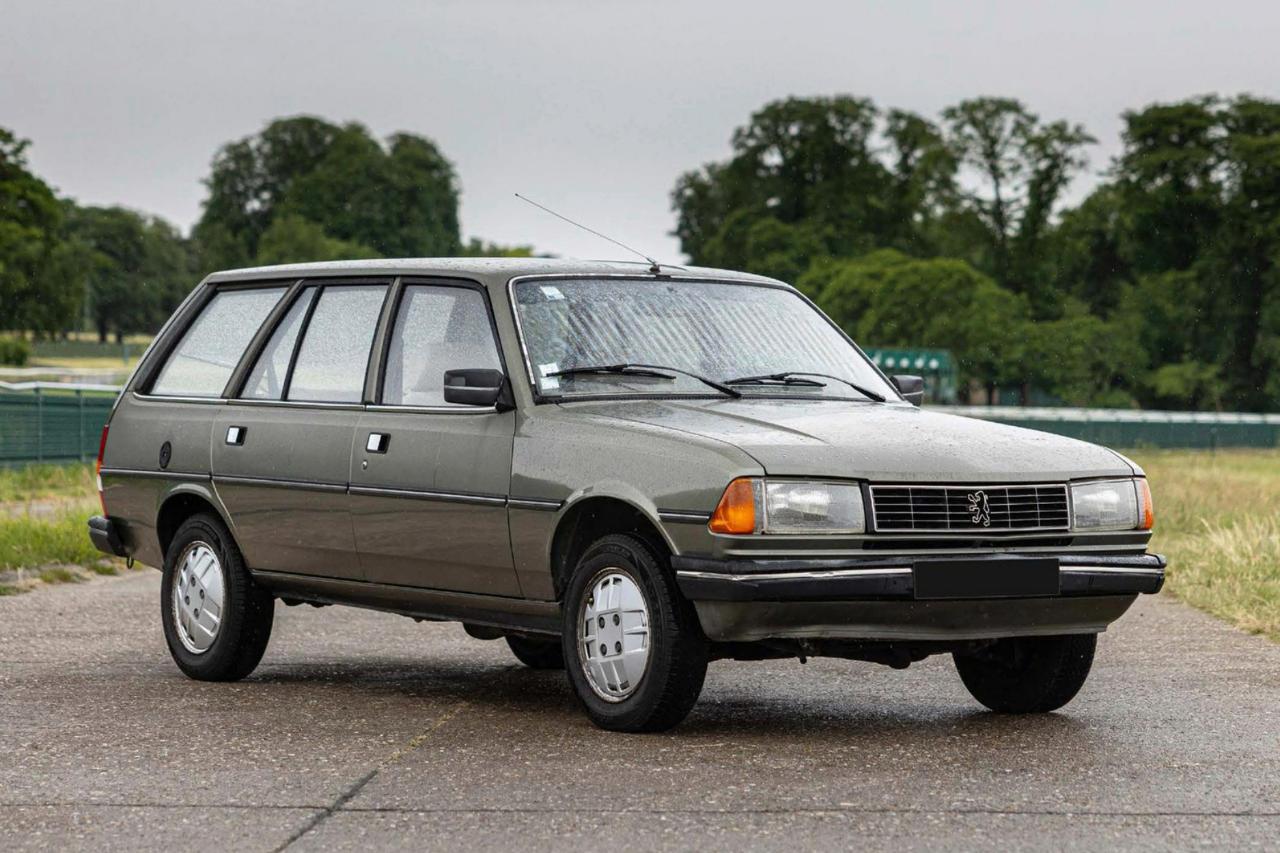 Photo 2 - Cette Peugeot 305 Break a appartenu à Valéry Giscard d ...