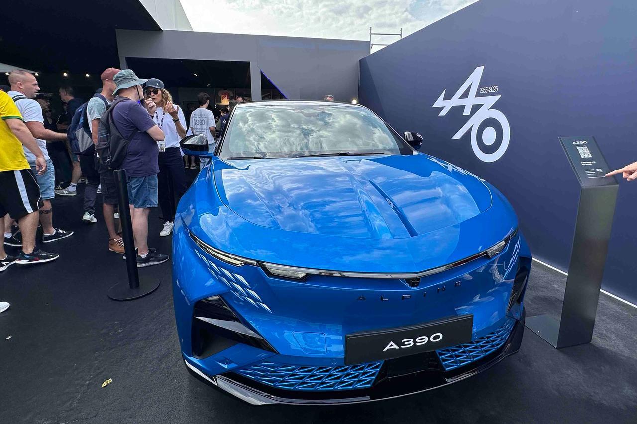 Photo 5 - L'Alpine A390 était exposé au village des 24H du Mans. La berline fastback a aussi ...