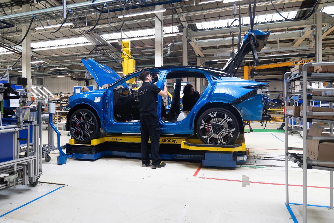 Photo 3 - L'Alpine A390 est produit à la manufacture de Dieppe ...