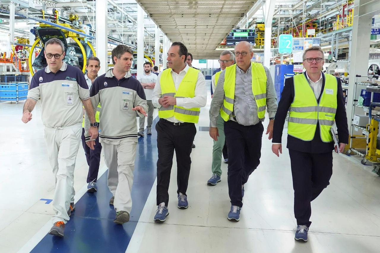 Diaporama et photos - Stellantis. Antonio Filosa lance à Poissy et ...