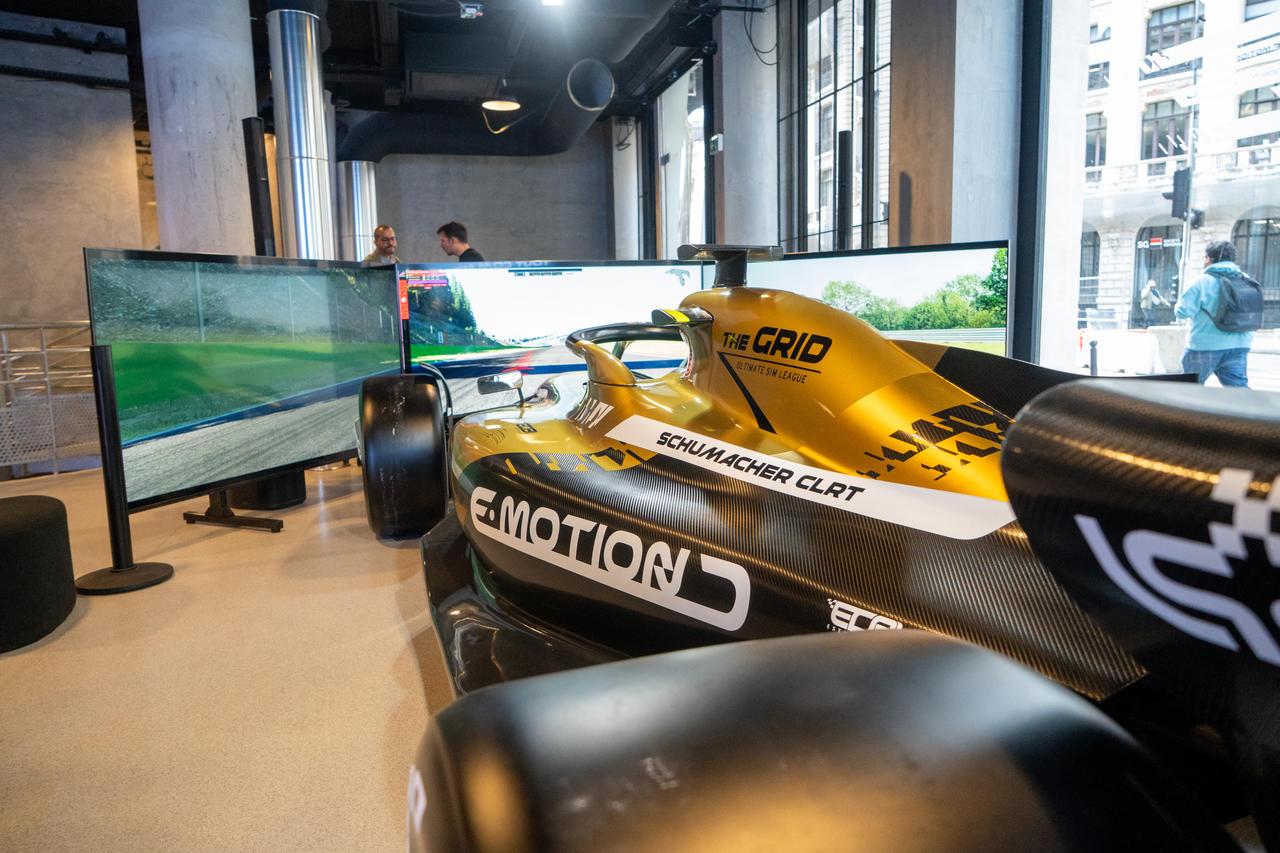 E-Motion. On a testé le plus grand centre de simulateurs professionnels ...