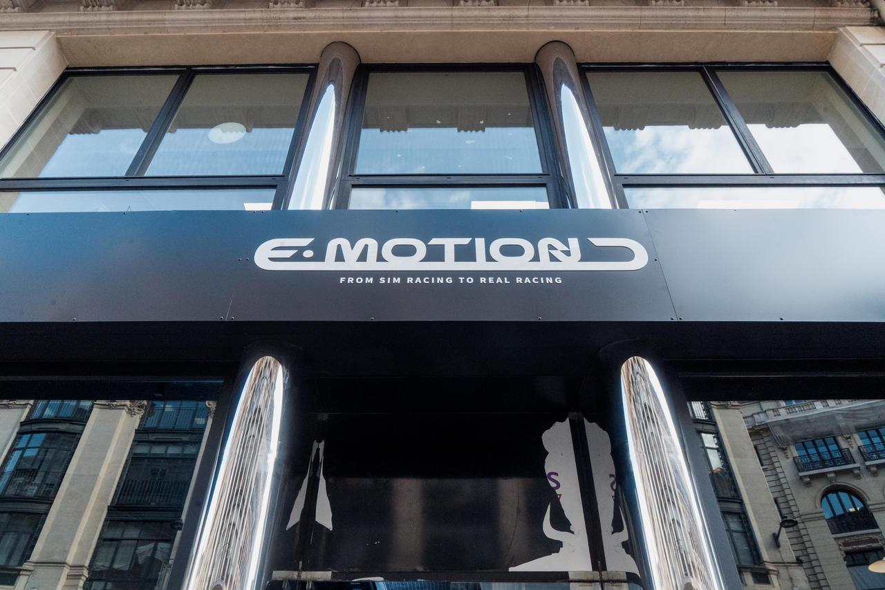 E-Motion. On a testé le plus grand centre de simulateurs professionnels ...