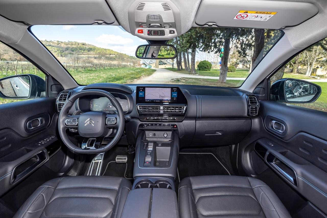 Photo 16 - La planche de bord de la première génération du SUV ...