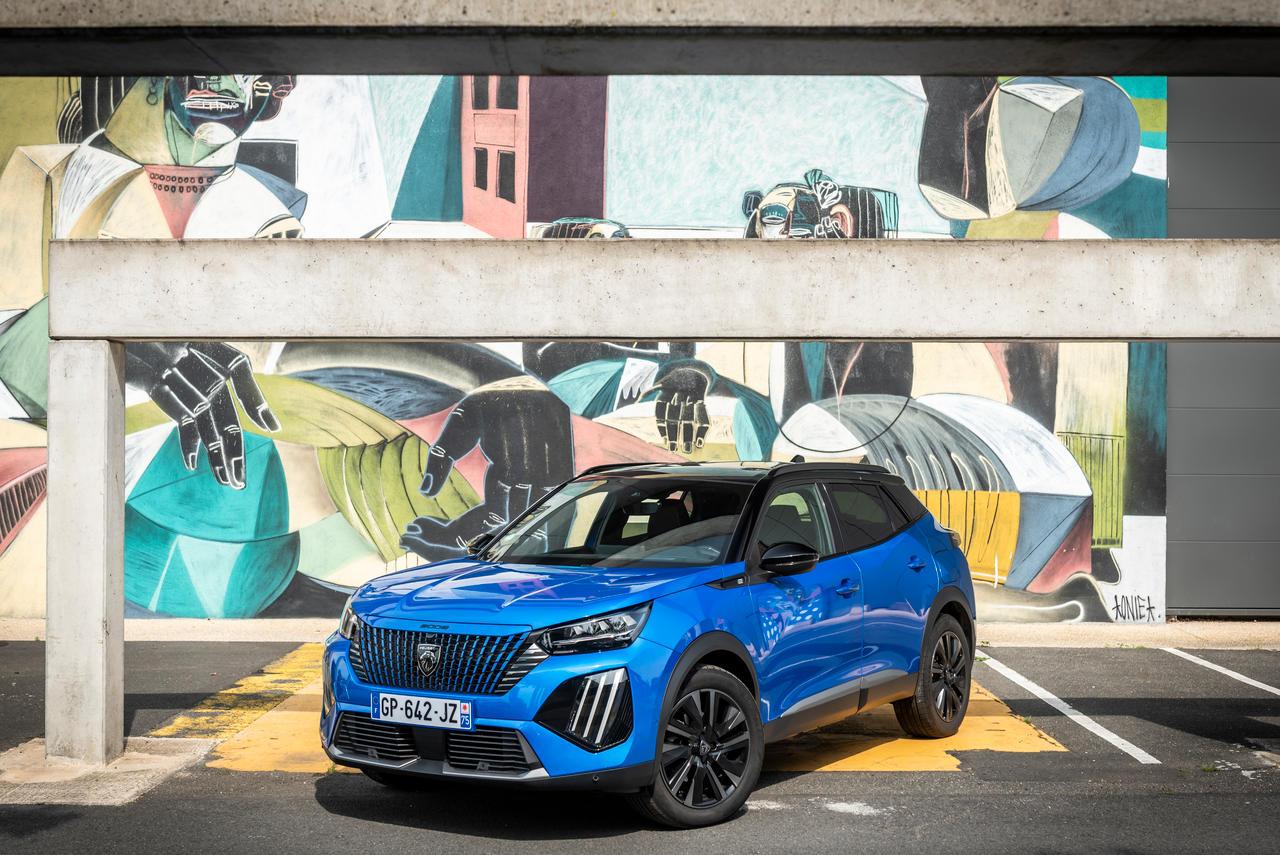 Diaporama et photos - Essai comparatif. La Renault 4 électrique défie le Peugeot e-2008 | L'Argus