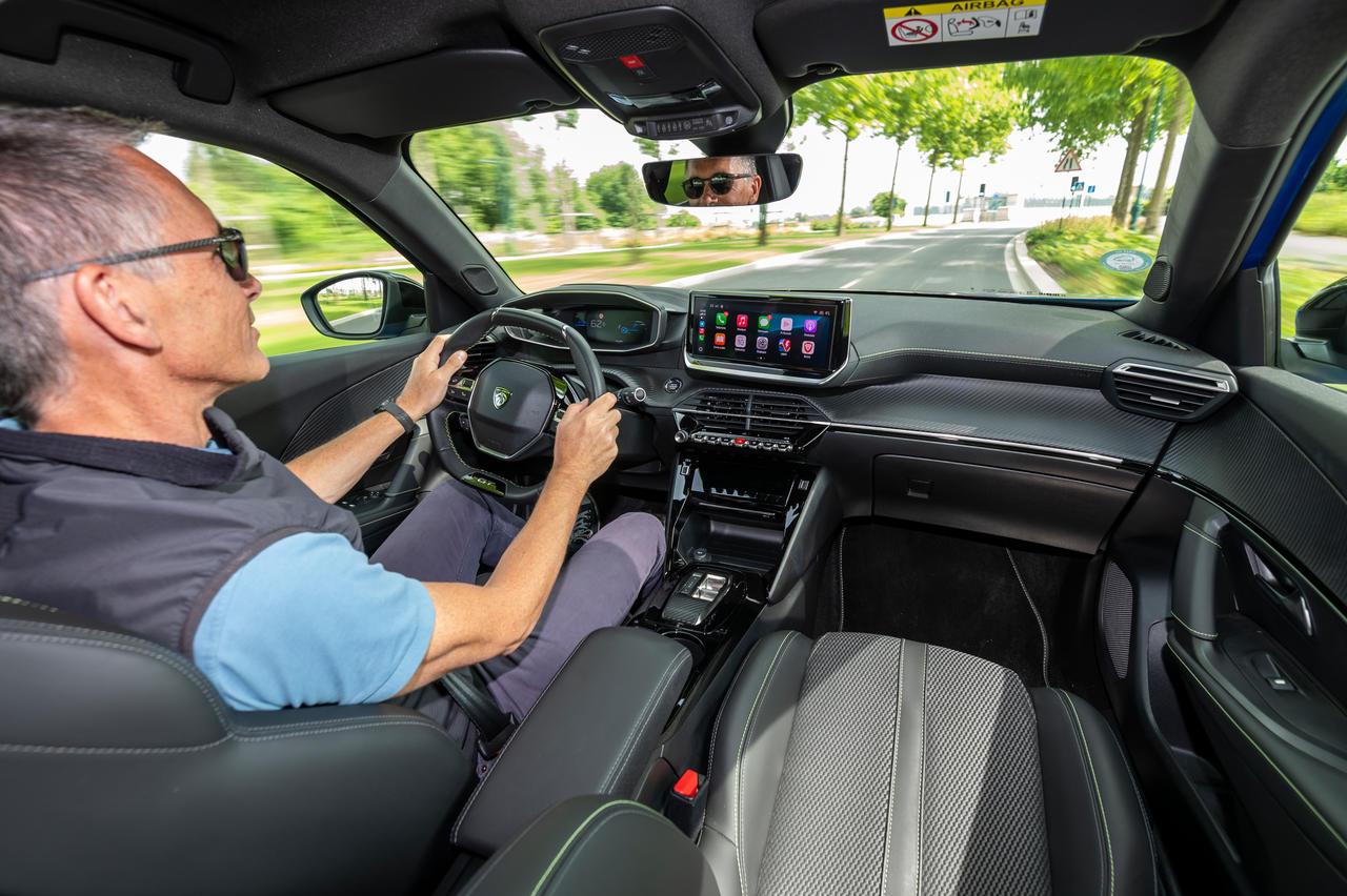 Photo 20 - au volant du nouveau peugeot 2008 electrique 2025 - Essai ...