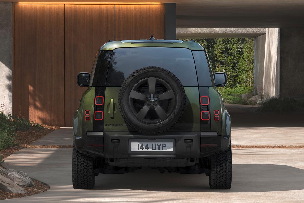 Photo 4 - Les feux arrière, affleurants, sont maintenant fumés ...