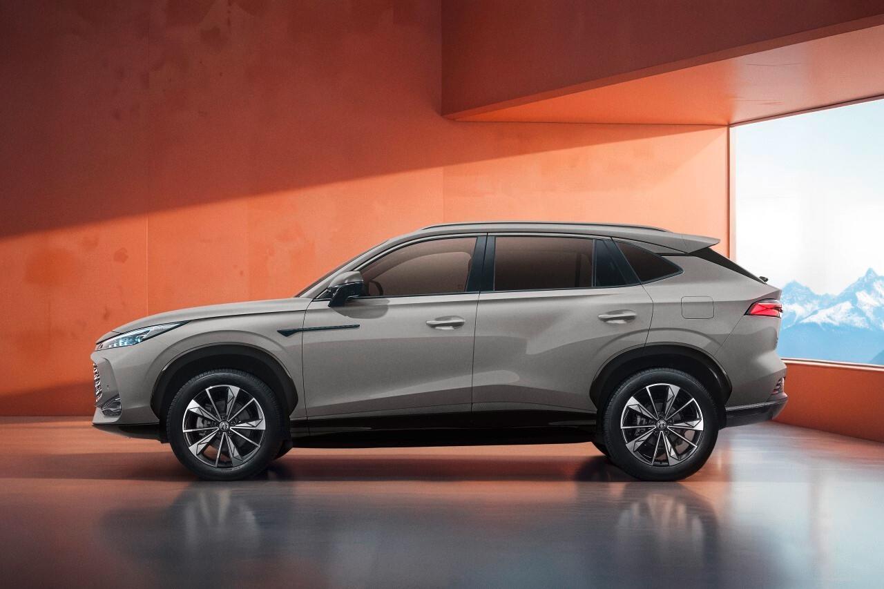 Photo 2 - Le SUV hybride non-rechargeable offre une puissance combinée de 224 ch. - Prix MG EHS ...