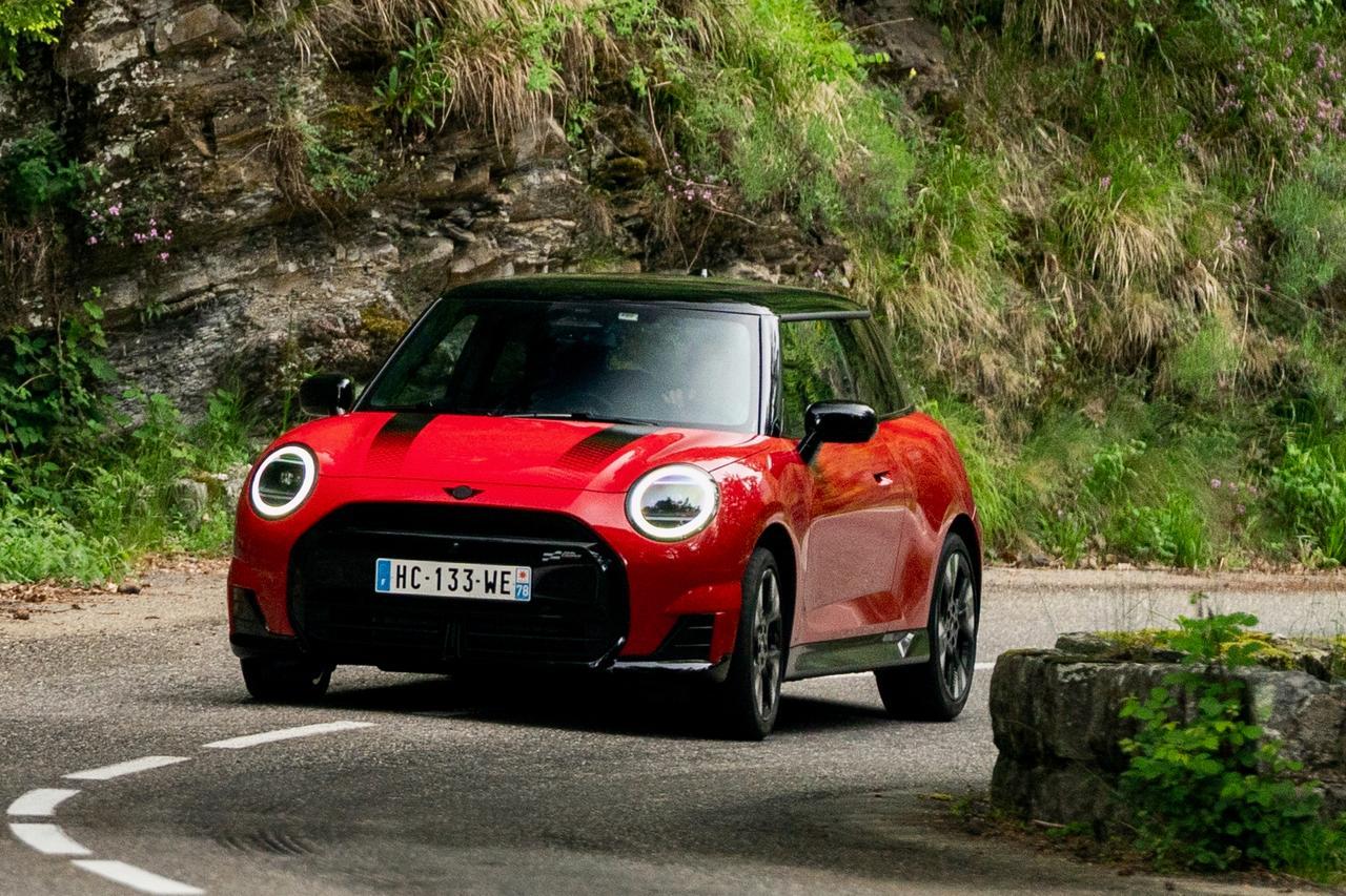 Essai extrême Mini Cooper JCW (2025). La dernière GTI thermique affronte le Nürb’