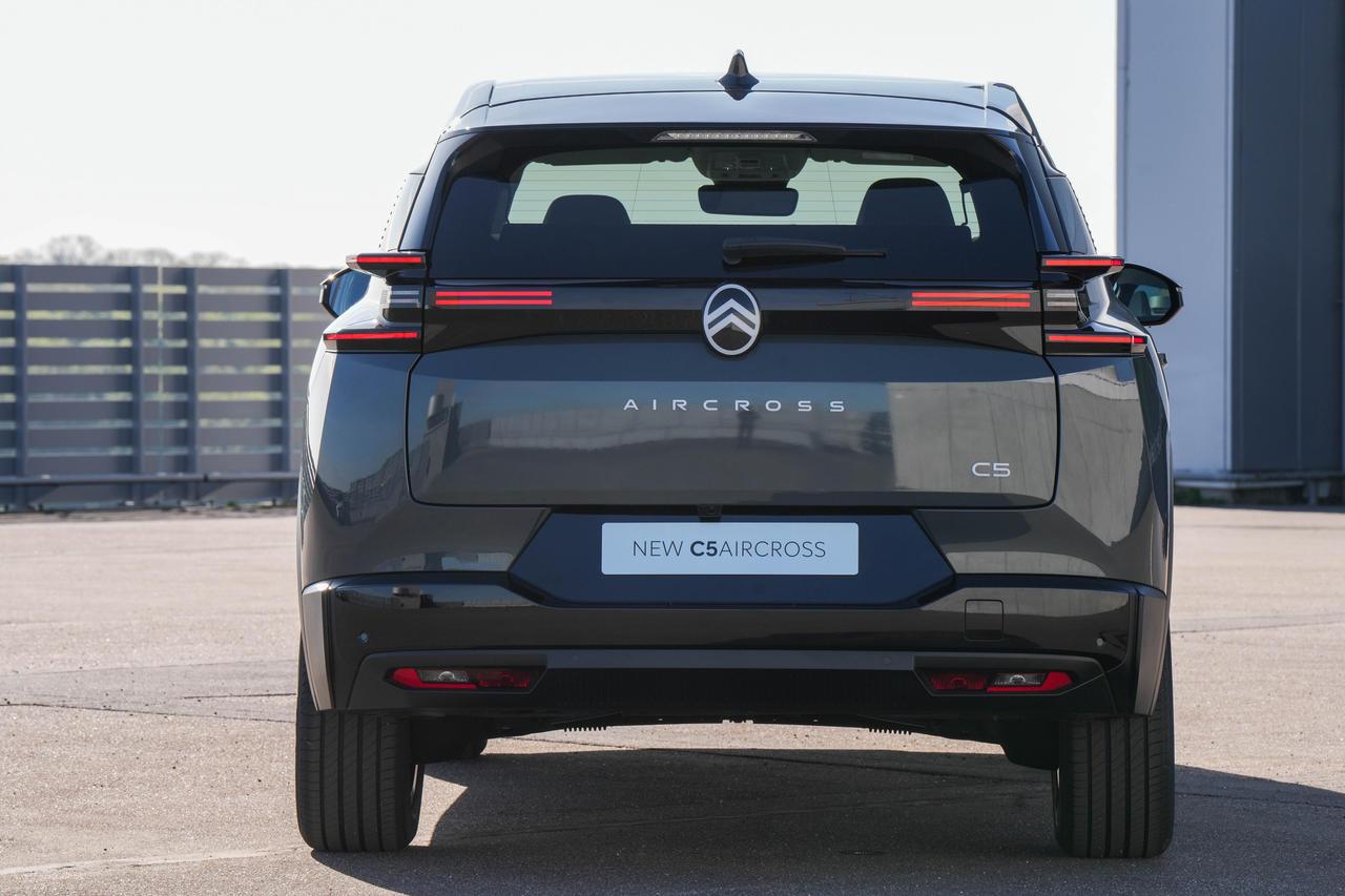 Photo 7 - A l'arrière, le nouveau C5 Aircross se reconnaît à ses feux ...