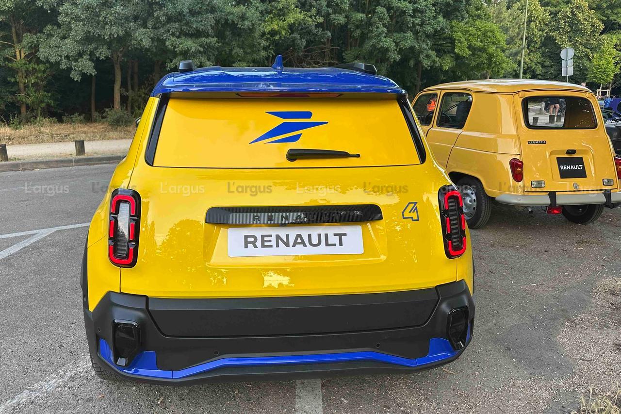 Photo 6 - La lunette est ici obstruée par un énorme logo. - Scoop. Renault 4 La Poste (2025 ...
