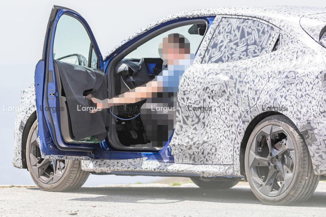 Renault Clio 6 (2025). L'intérieur de la citadine au losange aperçu en ...